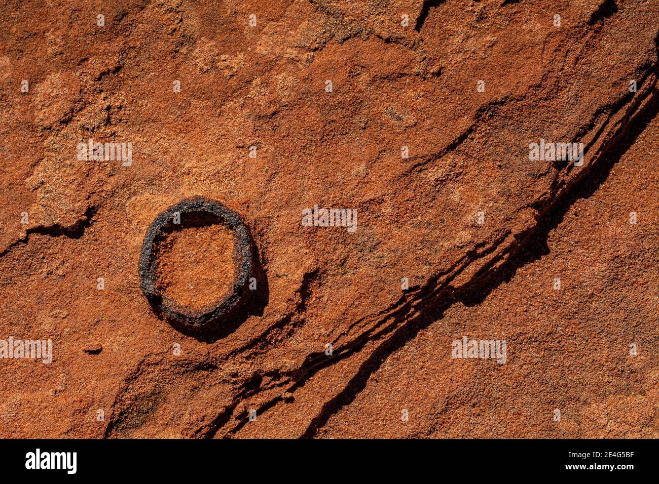 Eingebettete Moqui Marbles, zeigt die Struktur mit einem Eisenoxidrand ...