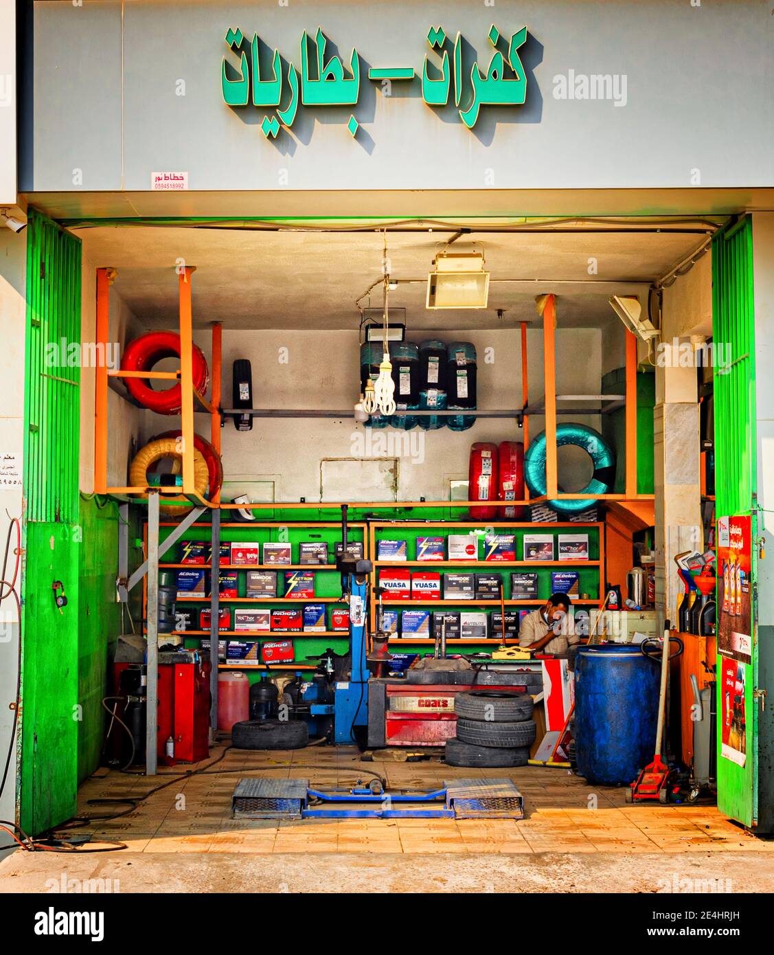 Kleine stadtgarage -Fotos und -Bildmaterial in hoher Auflösung – Alamy