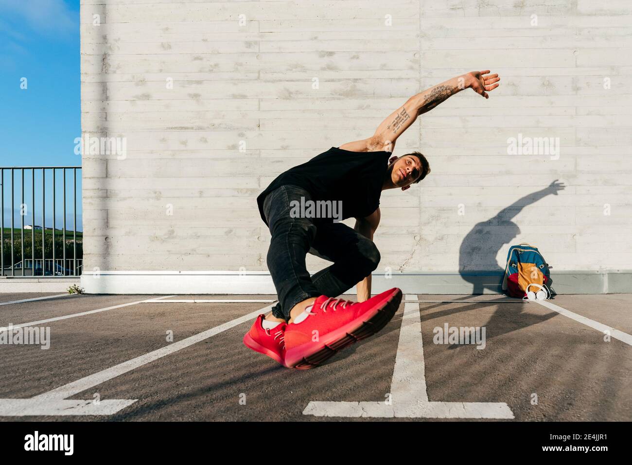 Einhand handstand hip hop -Fotos und -Bildmaterial in hoher Auflösung ...