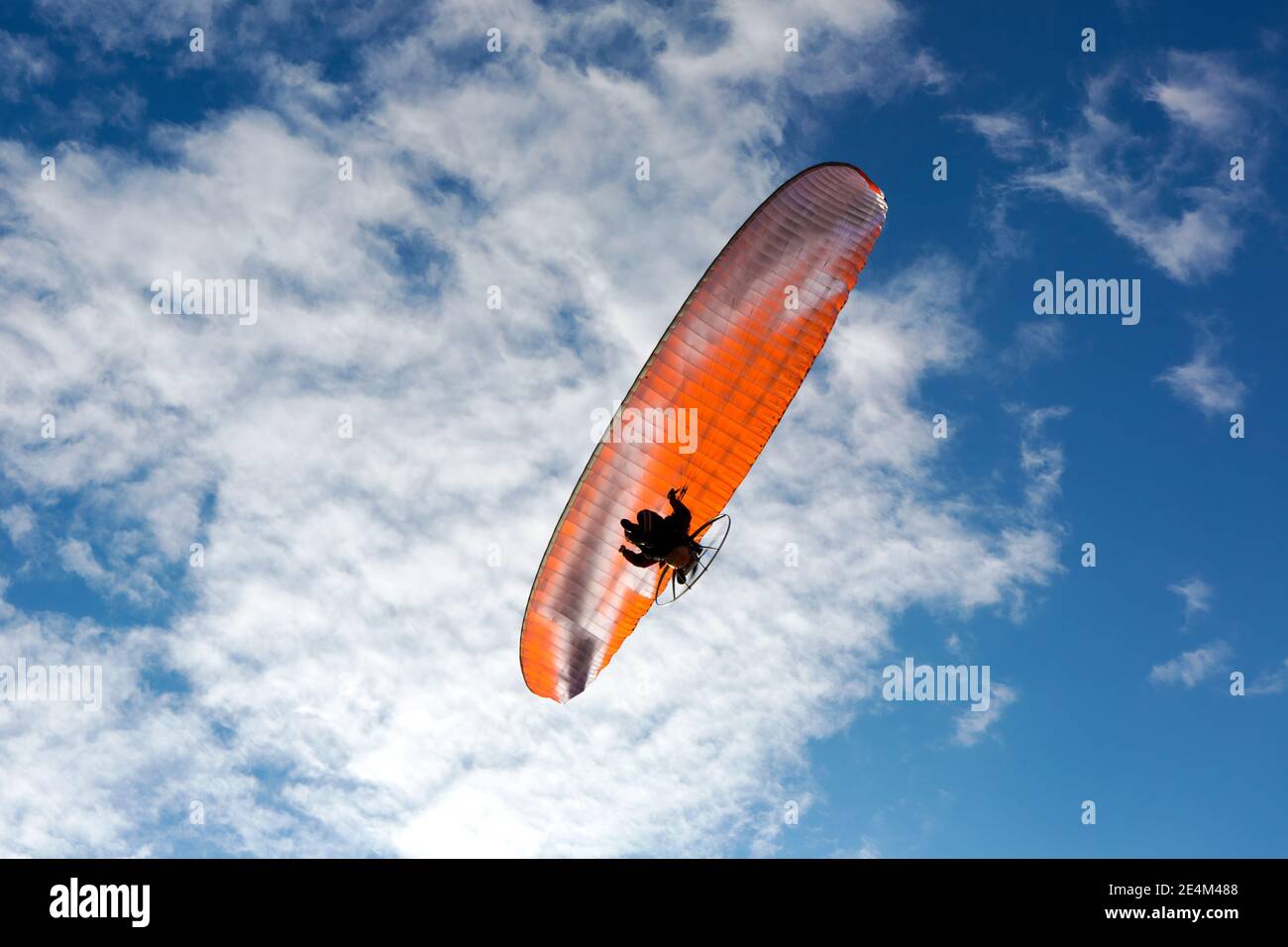 Fallschirm des Fallschirms am Himmel. Fliegen mit dem Paramotor ...