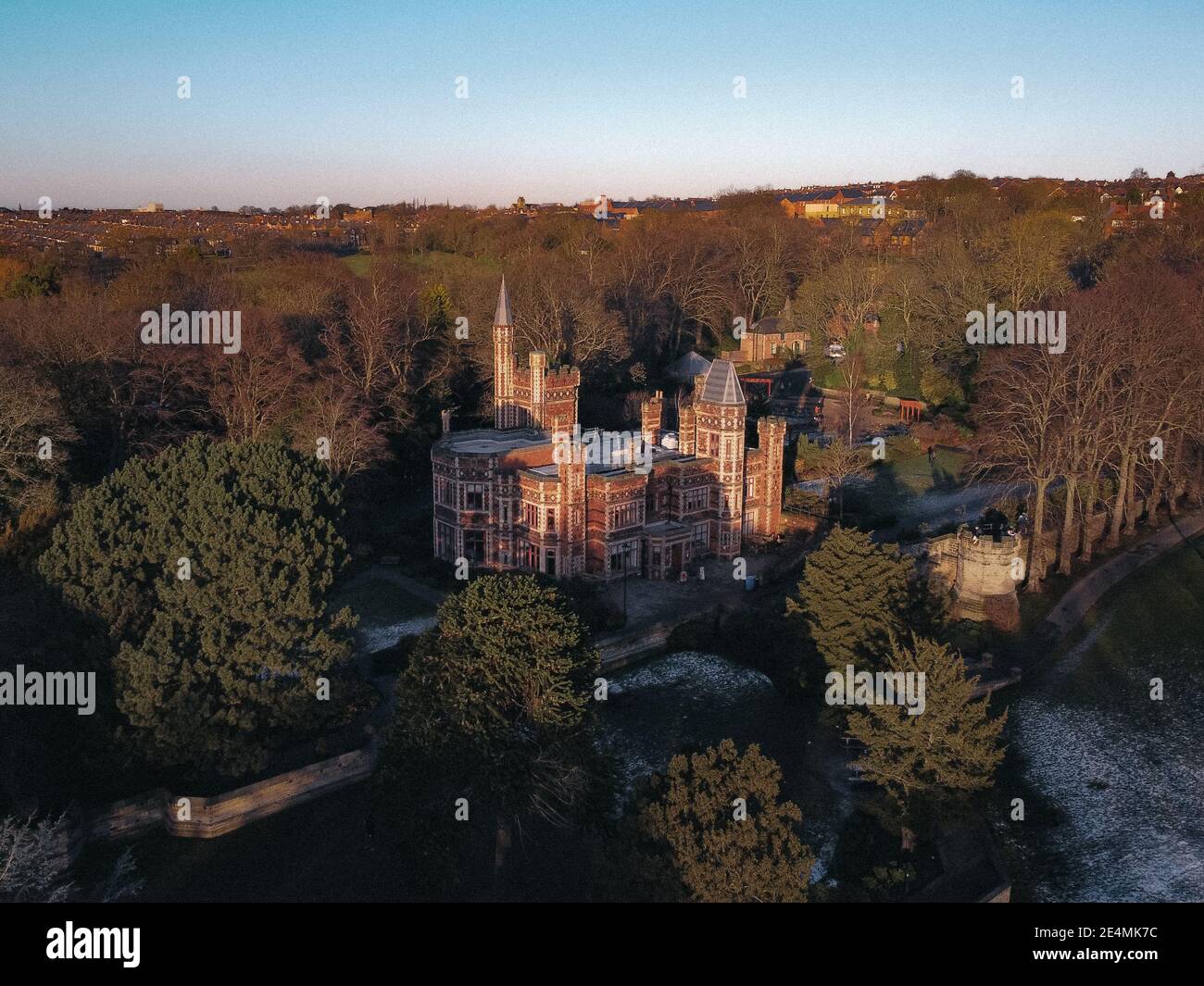 Saltwell towers -Fotos und -Bildmaterial in hoher Auflösung – Alamy