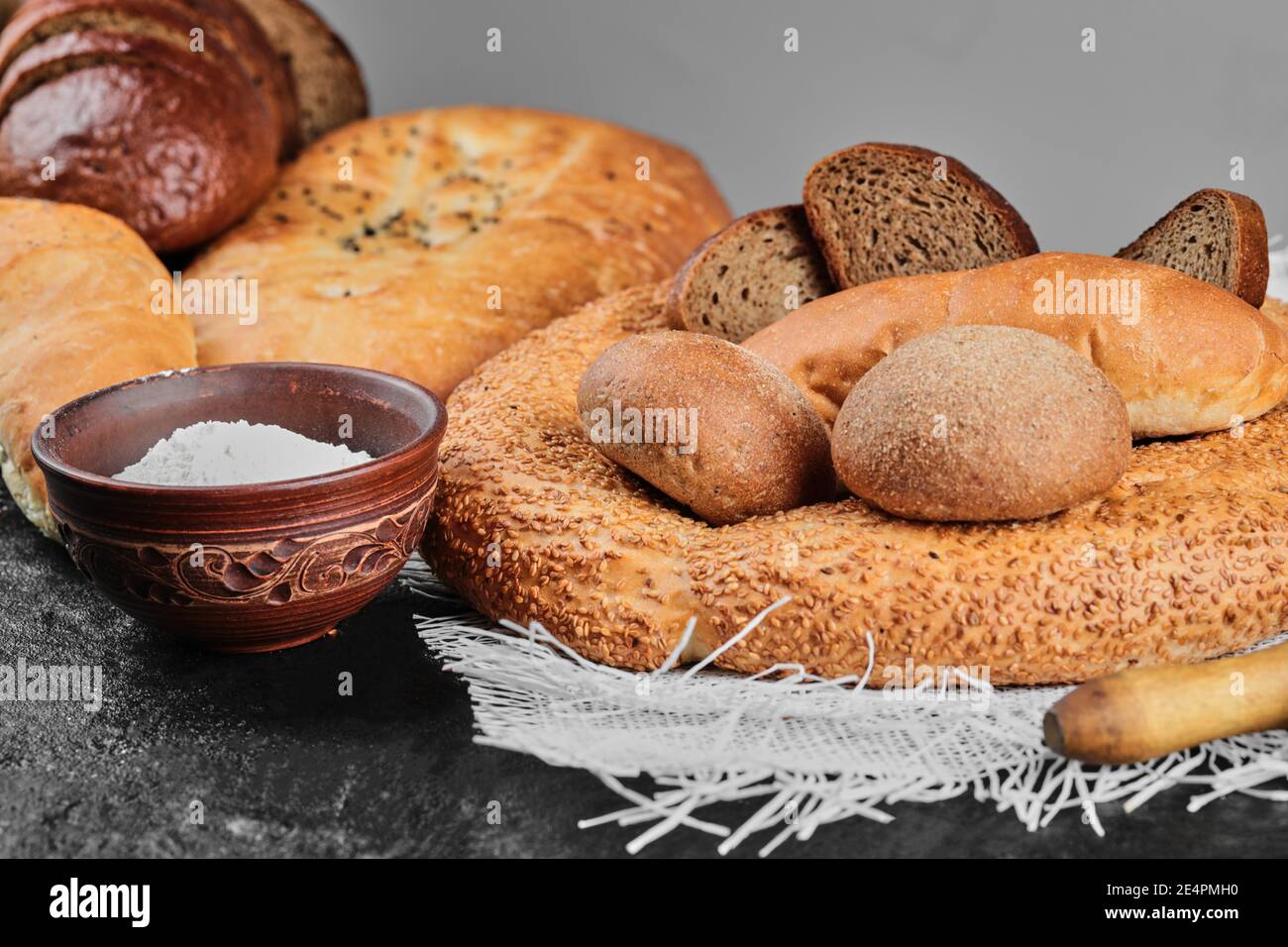 Verschiedene arten von brot roggenbrot -Fotos und -Bildmaterial in ...