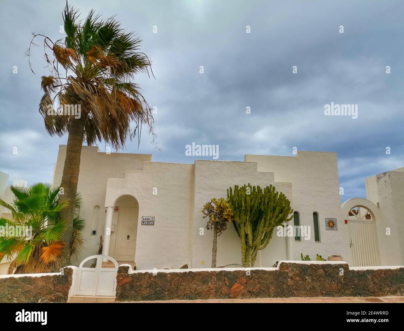 Haus mit palmen -Fotos und -Bildmaterial in hoher Auflösung – Alamy