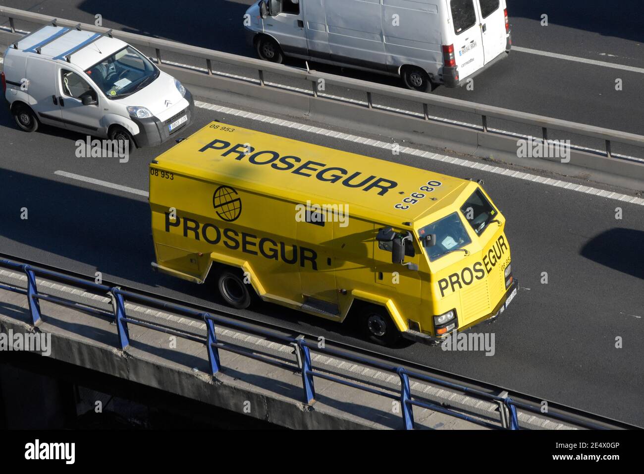 Gelber Prosegur gepanzerter Van in einer Autobahn. Barcelona ...
