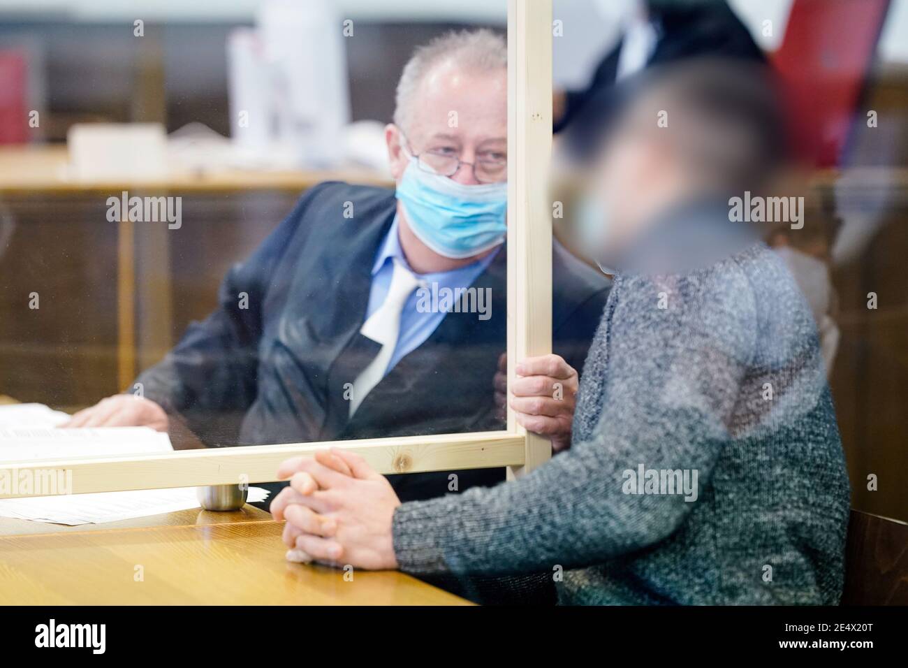 Mosbach, Deutschland. Januar 2021. Der Angeklagte Constantin B. (r ...