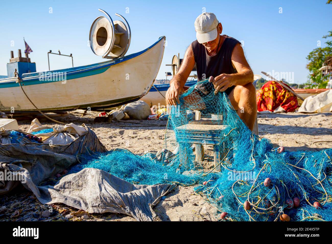 Fischer sitzt auf einem stuhl -Fotos und -Bildmaterial in hoher ...