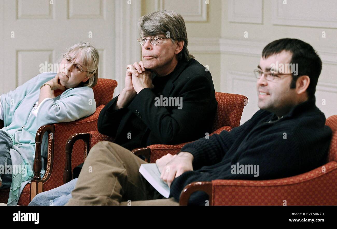 EXKLUSIV - Autor Stephen King, Frau Tabitha und Sohn Owen besuchen eine ...