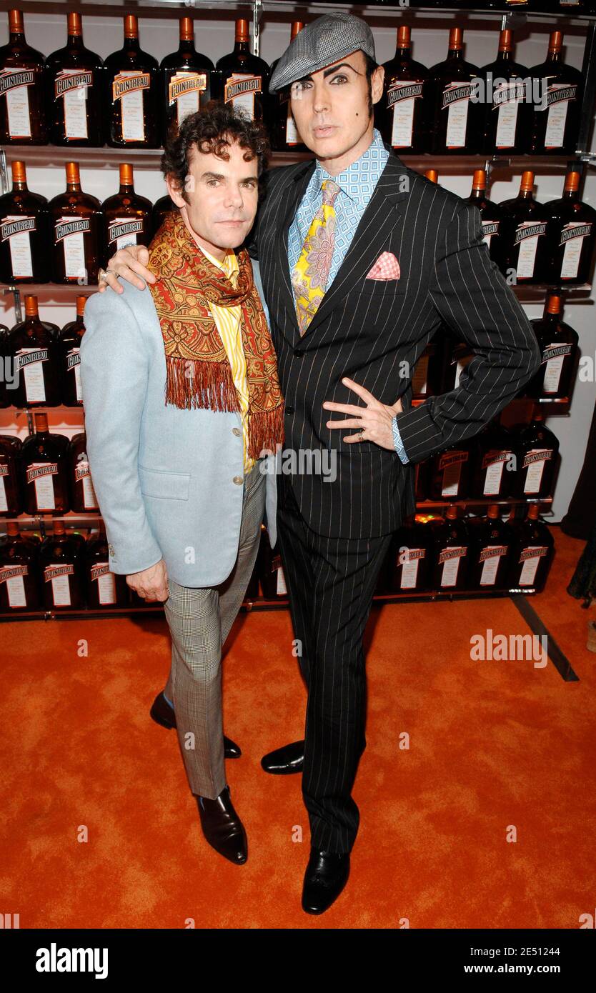 Friseur Steven Knoll und Patrick MacDonald posieren beim Start von "The ...