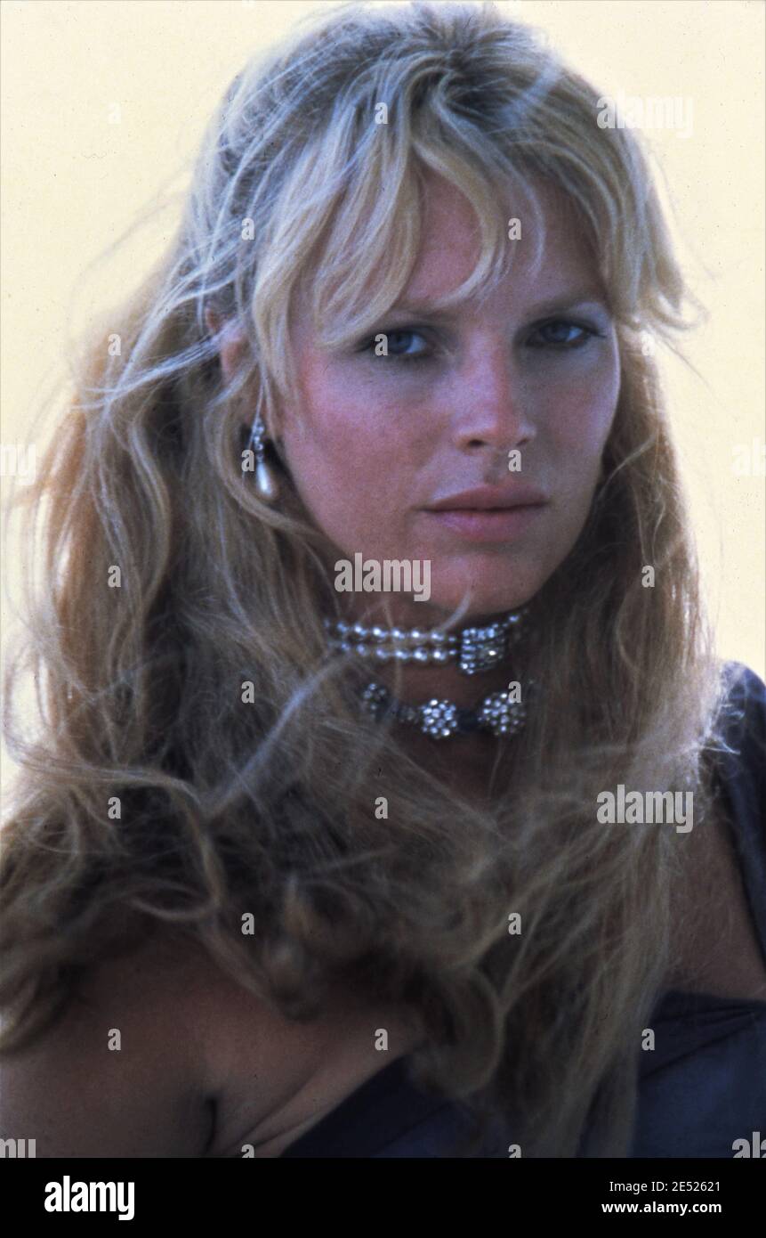 Kim basinger never say never again -Fotos und -Bildmaterial in hoher ...