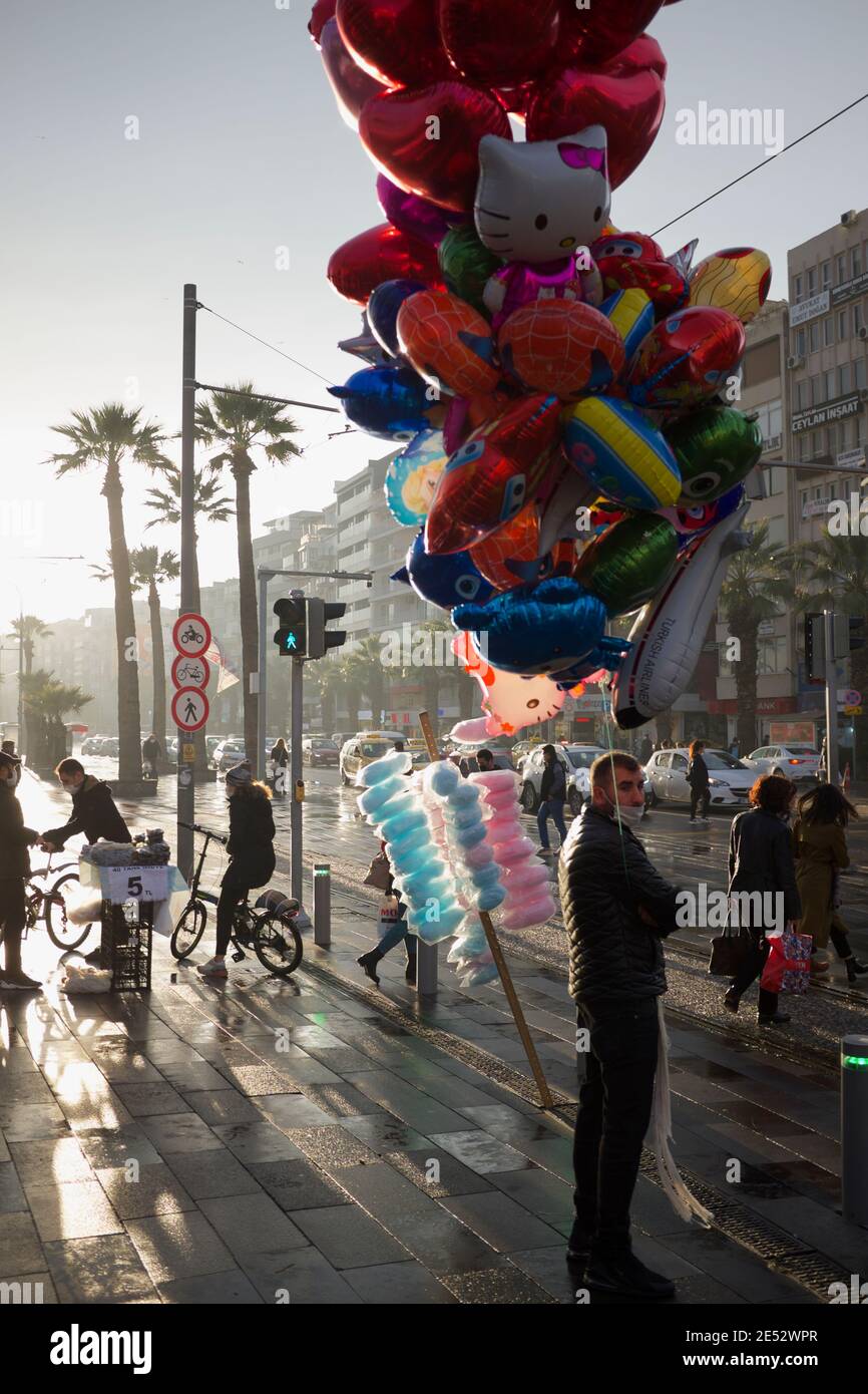 Salesman with balloons -Fotos und -Bildmaterial in hoher Auflösung – Alamy