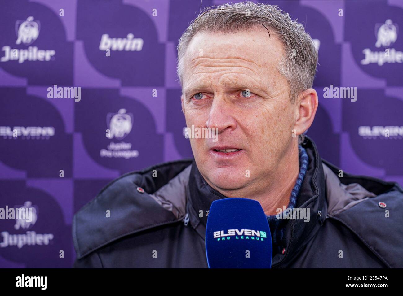 BRÜGGE, NIEDERLANDE - JANUAR 24: Trainer John van den Brom von KRC Genk ...