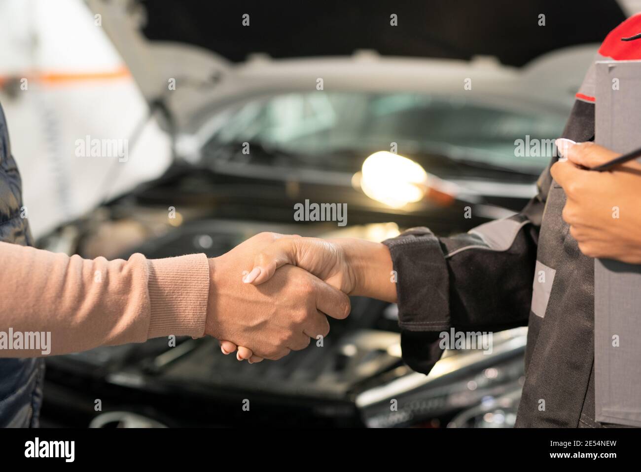 Auto mit offenem motor -Fotos und -Bildmaterial in hoher Auflösung – Alamy