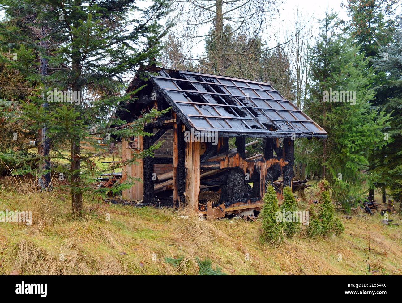 Kleine Hütte in der Natur mit Feuerschaden Stockfotografie - Alamy