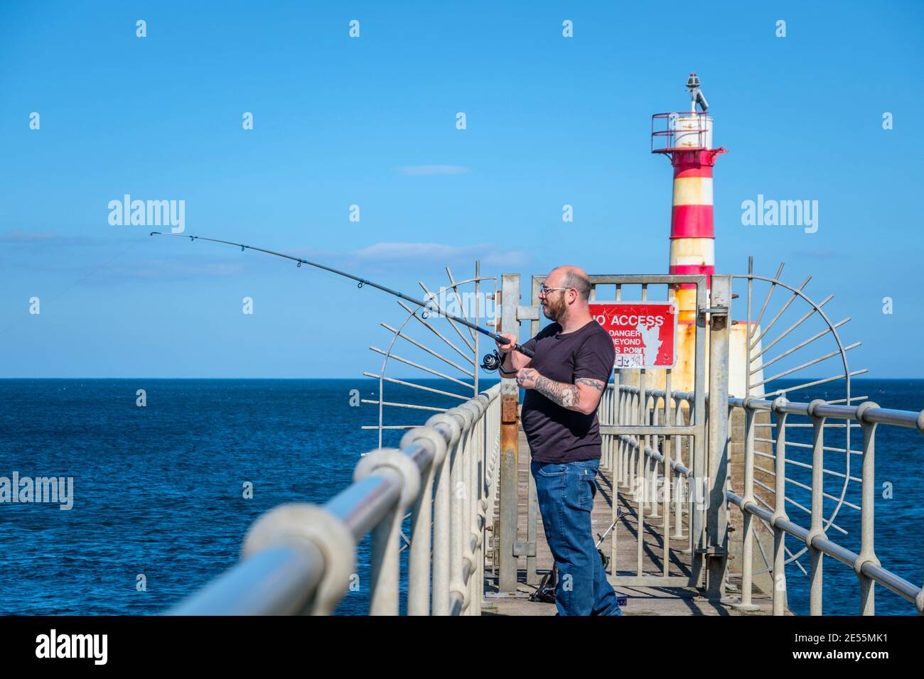 Angeln pier am meer -Fotos und -Bildmaterial in hoher Auflösung – Alamy