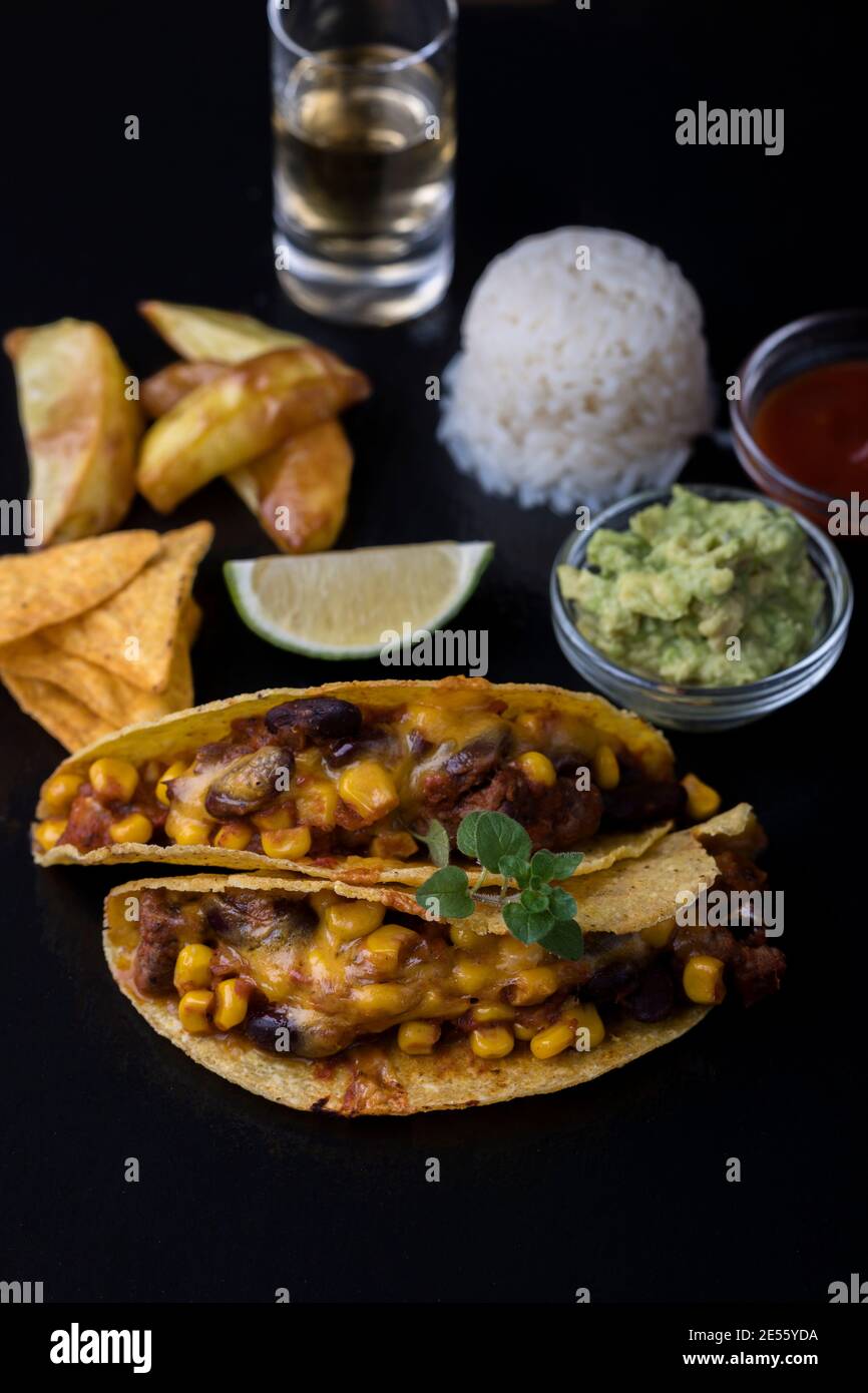 Mexikanische tacos mit reis auf schiefer -Fotos und -Bildmaterial in ...
