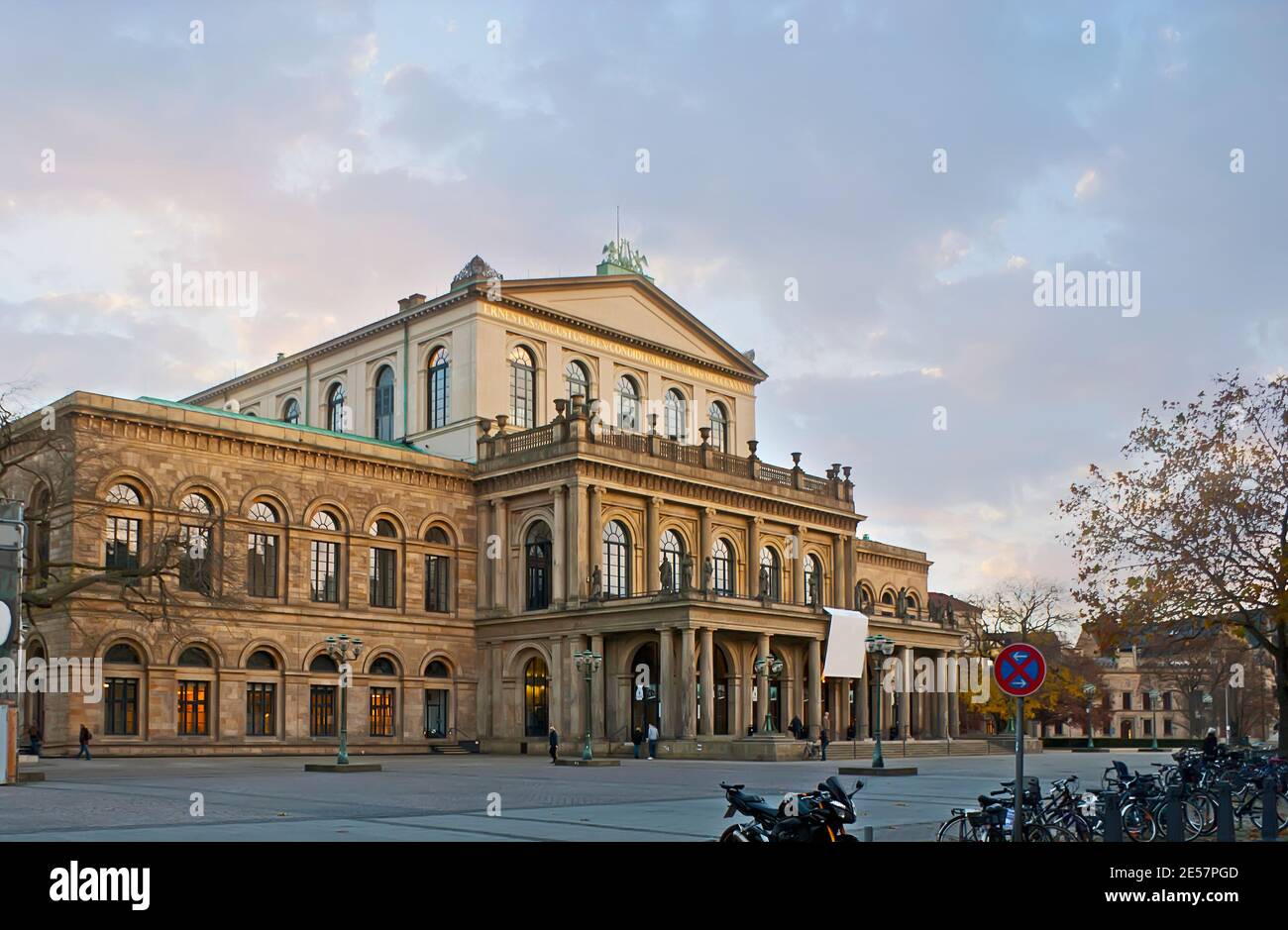 Opernplatz hannover -Fotos und -Bildmaterial in hoher Auflösung – Alamy