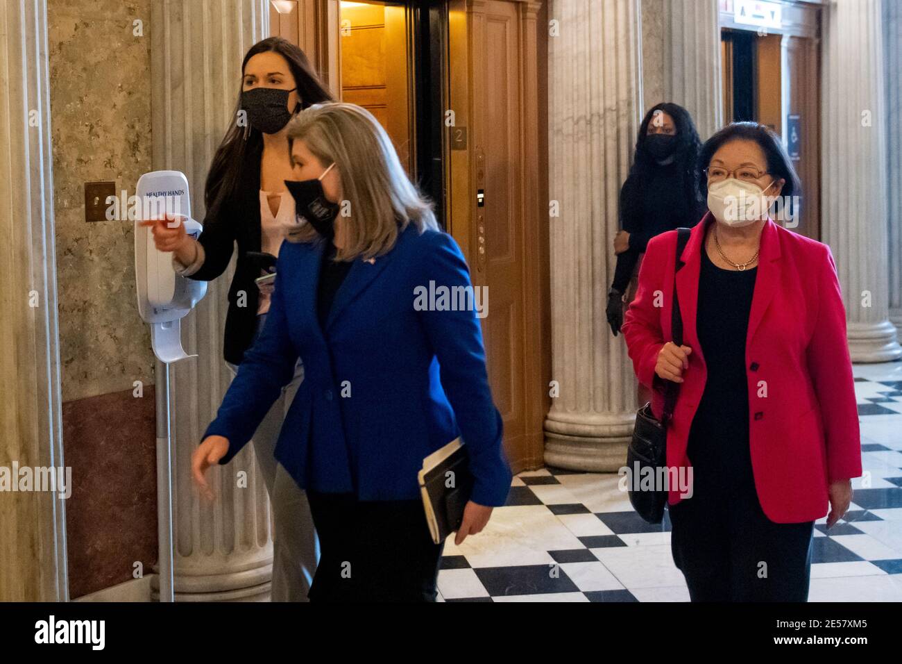 Vereinigte Staaten Senator Joni Ernst (Republikaner von Iowa), links ...