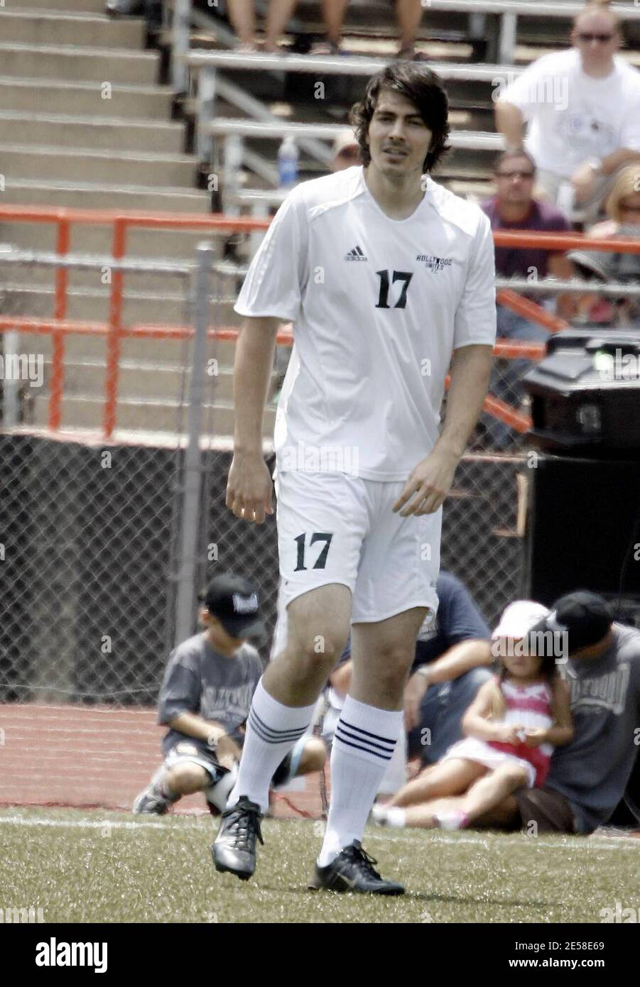 Superman-Star Brandon Routh besucht Soccer for Survivors, eine ...