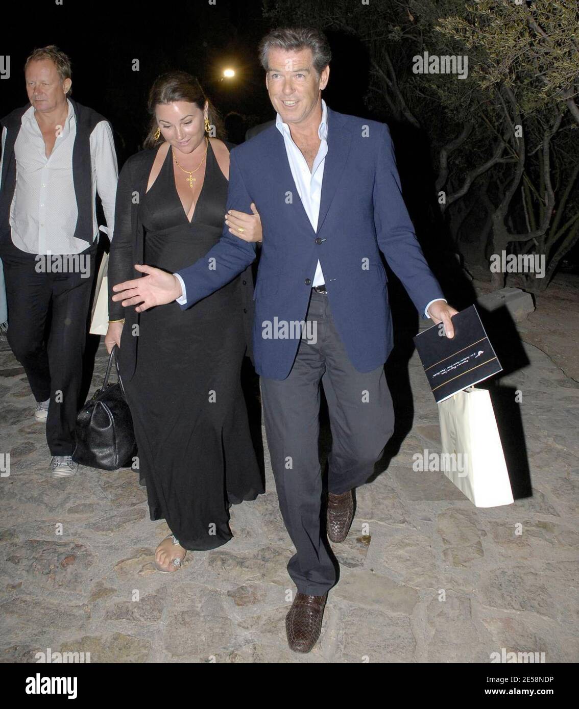 Pierce Brosnan und Stellan Skarsgard besuchen ein Konzert in Erinnerung ...