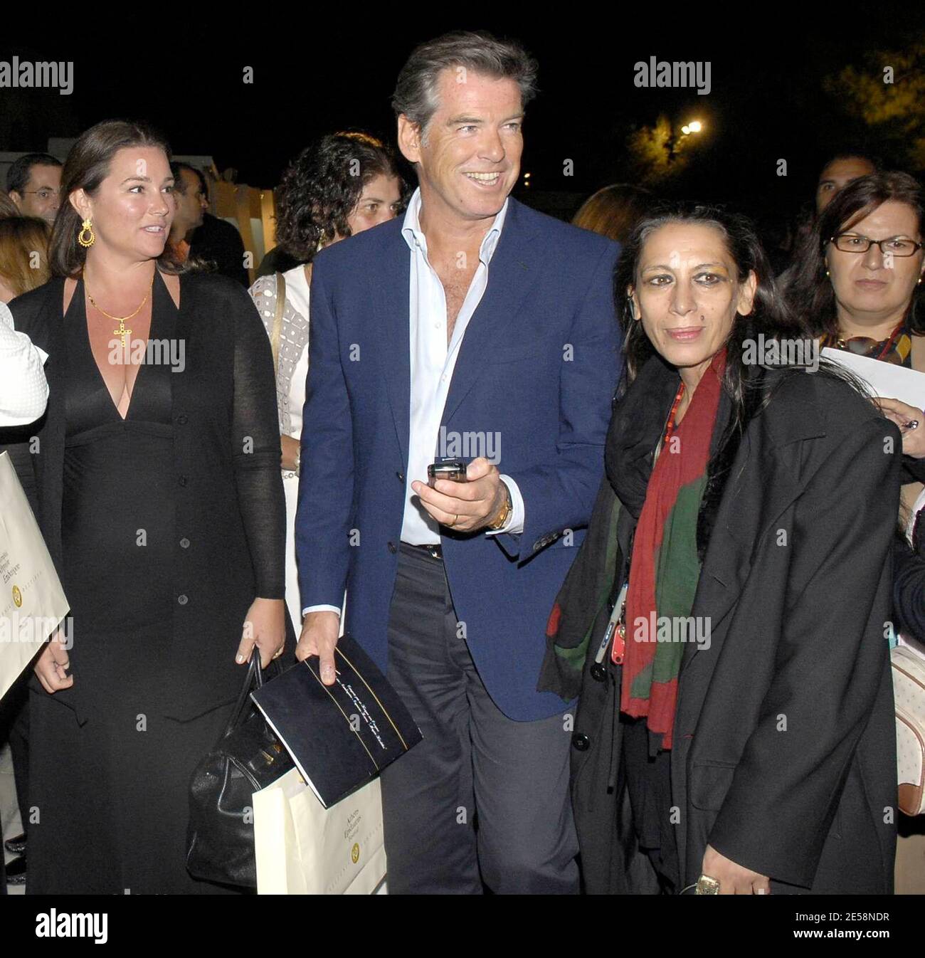 Pierce Brosnan und Stellan Skarsgard besuchen ein Konzert in Erinnerung ...