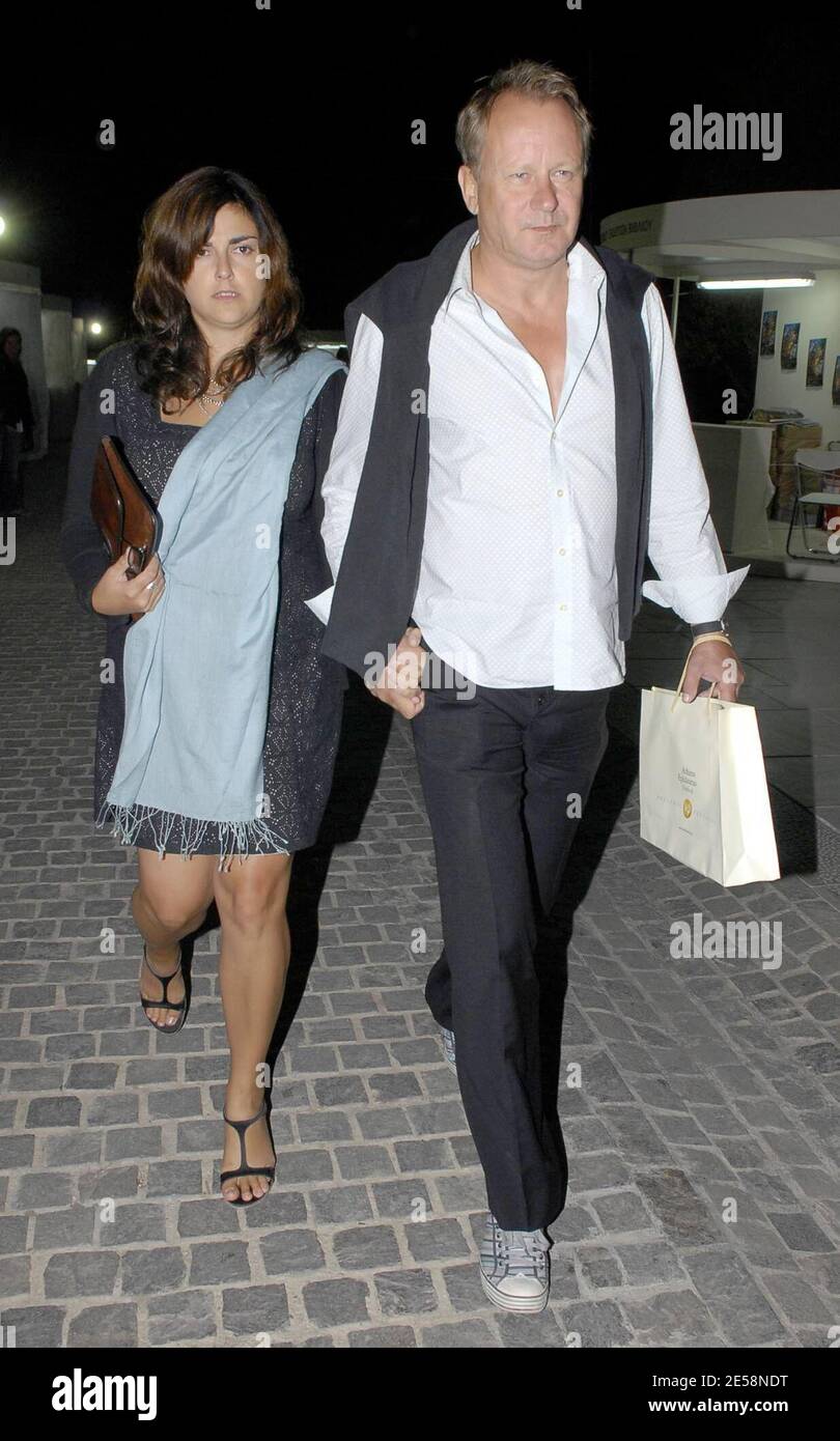 Pierce Brosnan und Stellan Skarsgard besuchen ein Konzert in Erinnerung ...