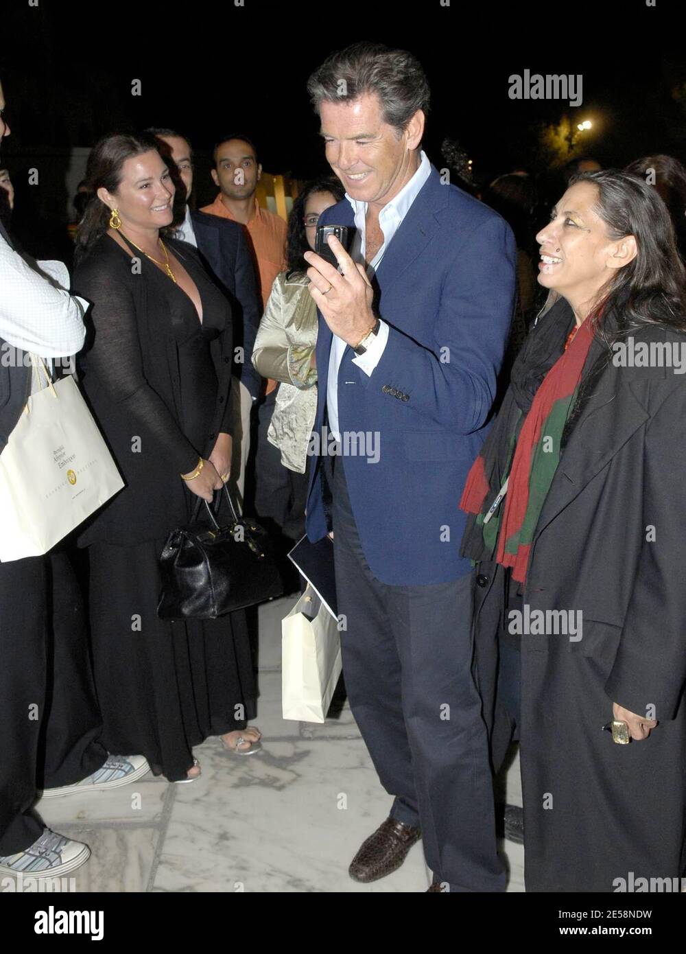 Pierce Brosnan und Stellan Skarsgard besuchen ein Konzert in Erinnerung ...