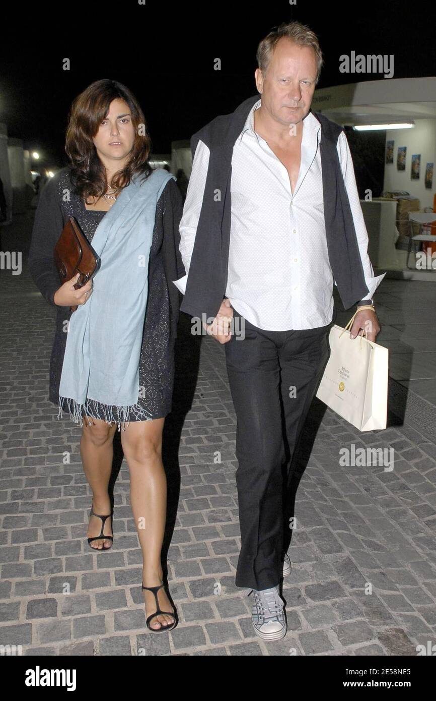 Pierce Brosnan und Stellan Skarsgard besuchen ein Konzert in Erinnerung ...