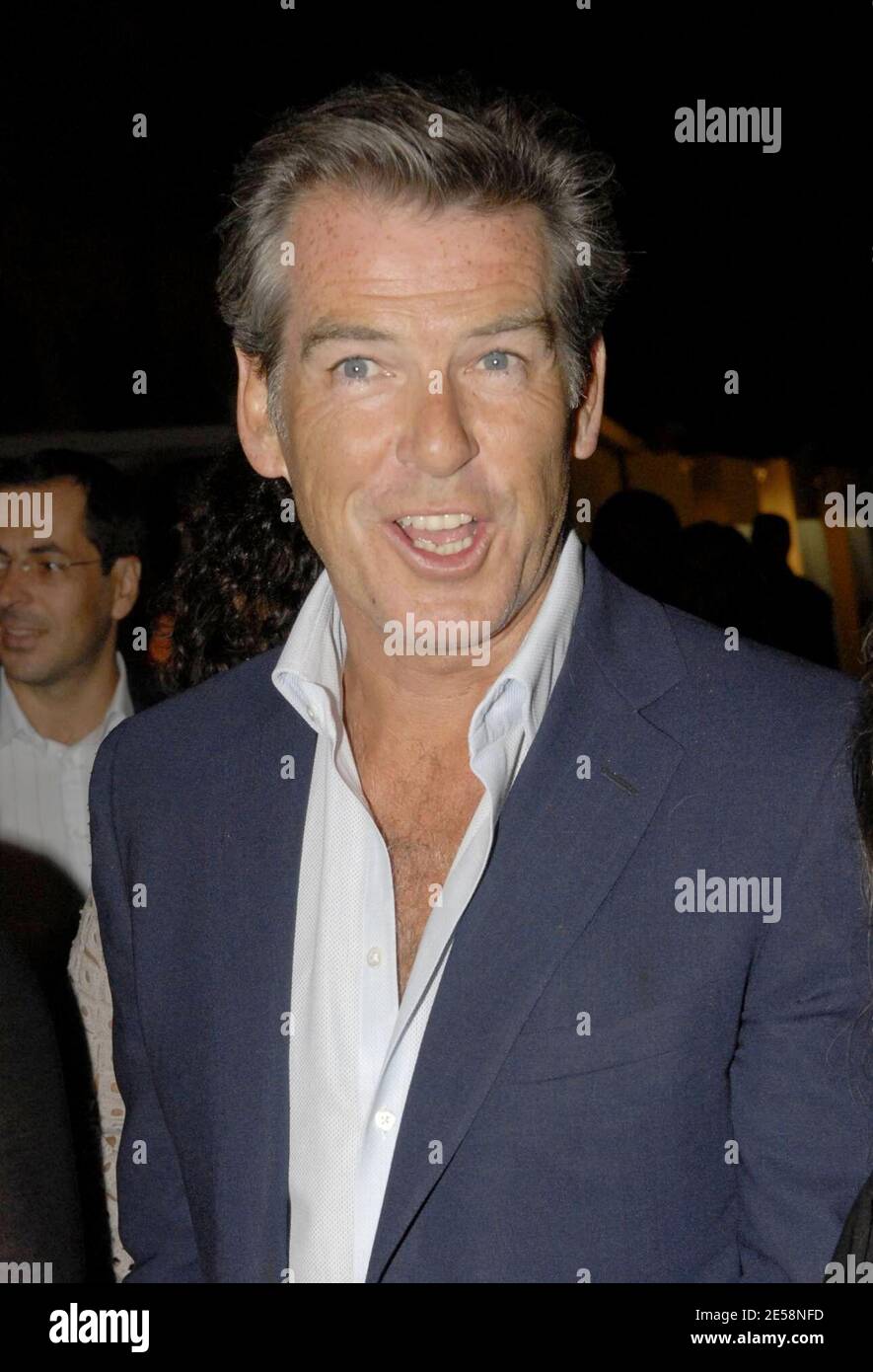 Pierce Brosnan und Stellan Skarsgard besuchen ein Konzert in Erinnerung ...