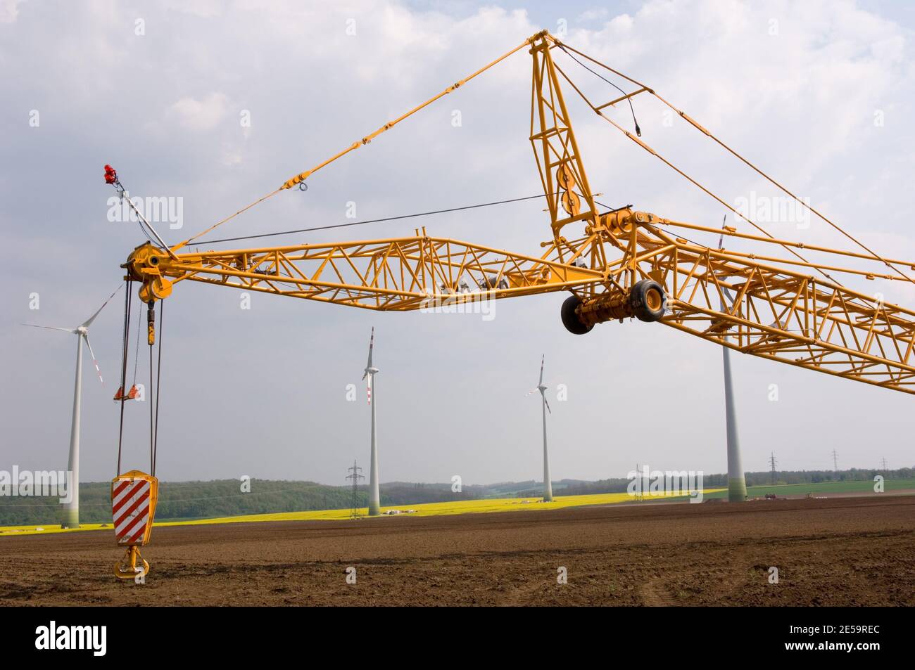 Gaweinstal, österreich, 08. Mai 2006, terex demag Mobilkran baut ein ...