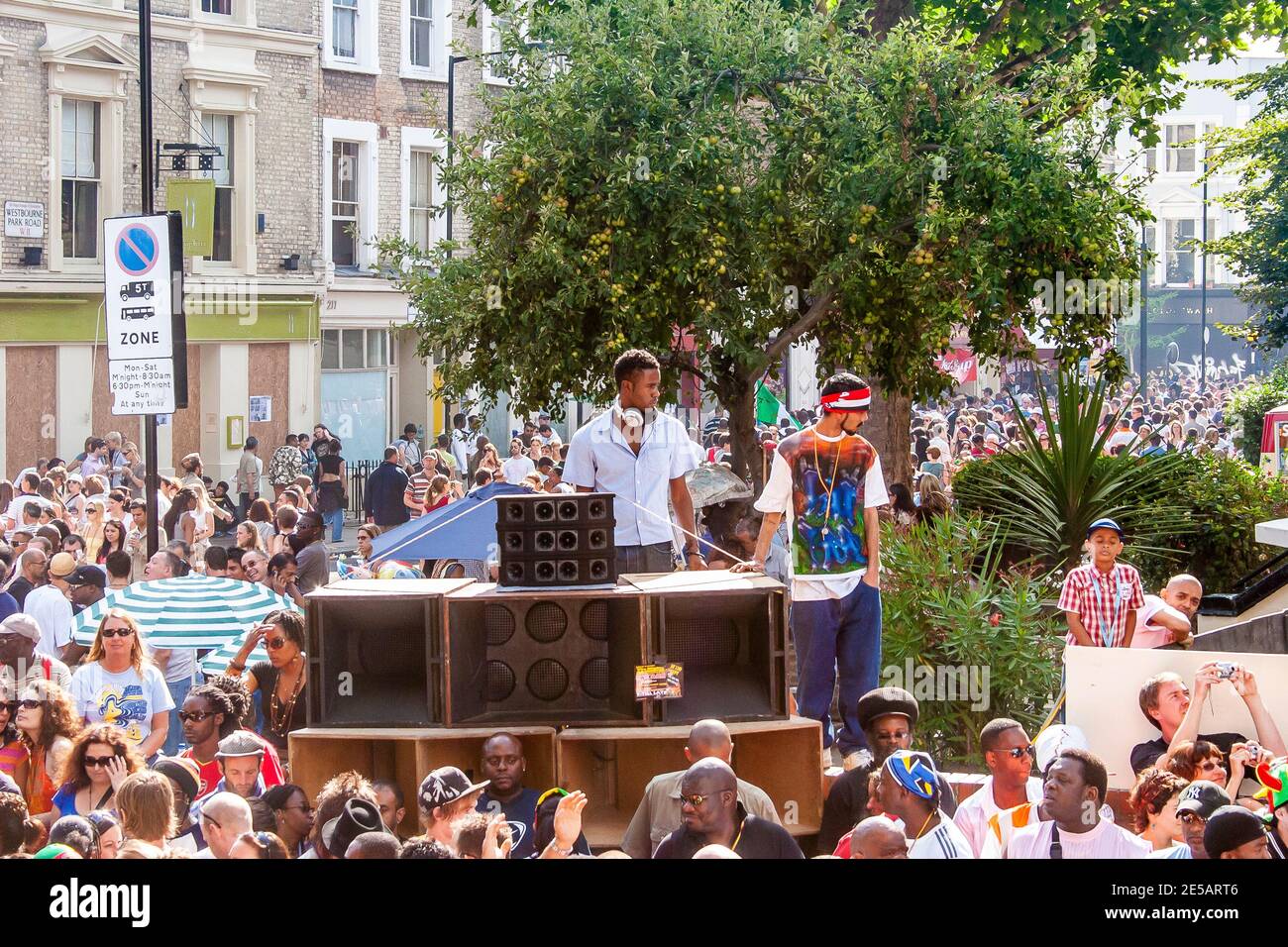 Menschenmassen tanzen bei einem Soundsystem im Notting Hill Carnival ...