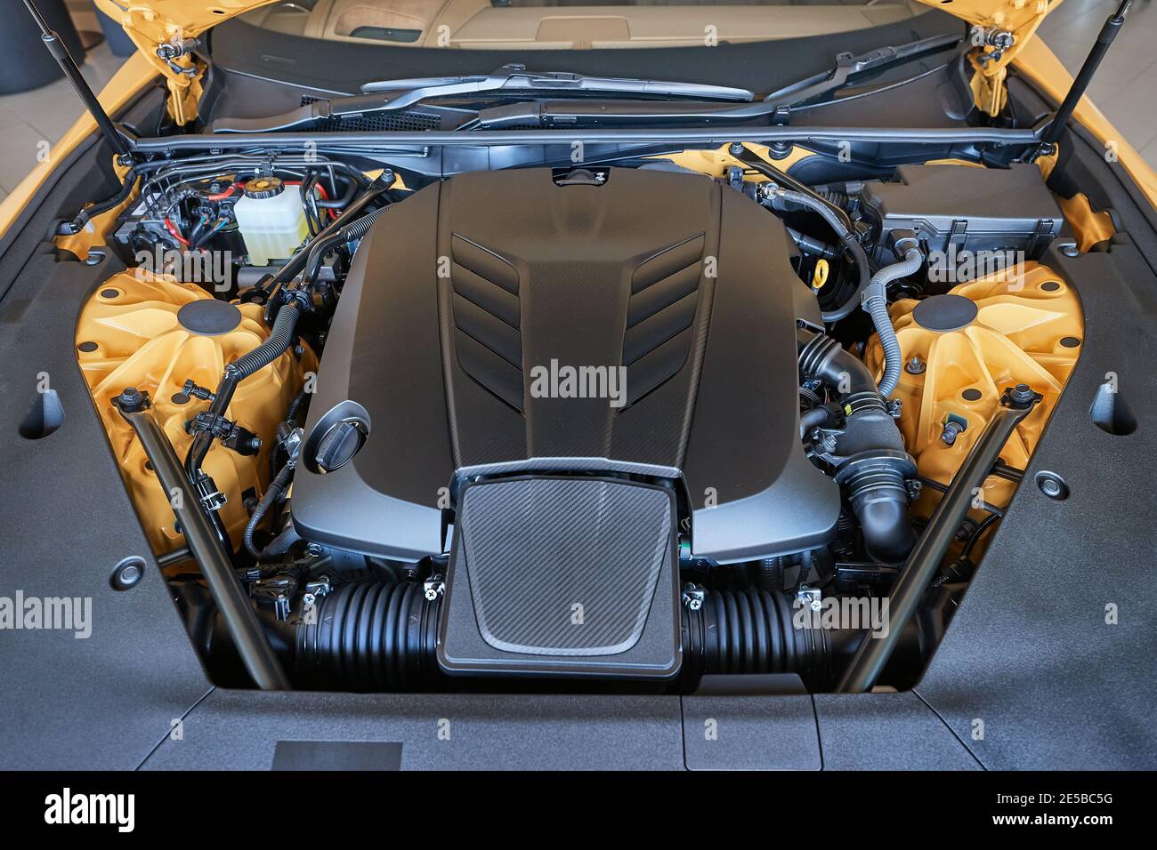 V8 car engine interior -Fotos und -Bildmaterial in hoher Auflösung – Alamy