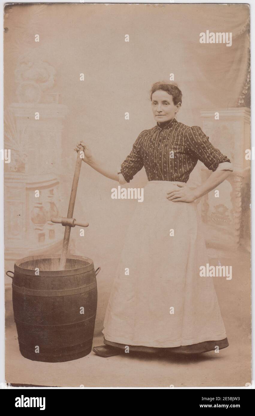 Alte frau diener -Fotos und -Bildmaterial in hoher Auflösung – Alamy