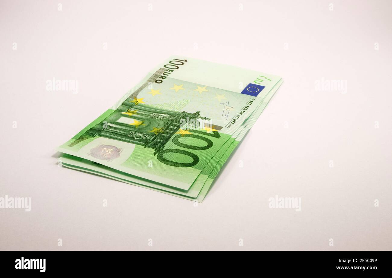 100 euro haufen -Fotos und -Bildmaterial in hoher Auflösung – Alamy