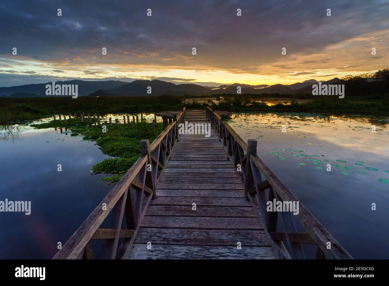 Holz steg pier see -Fotos und -Bildmaterial in hoher Auflösung – Alamy