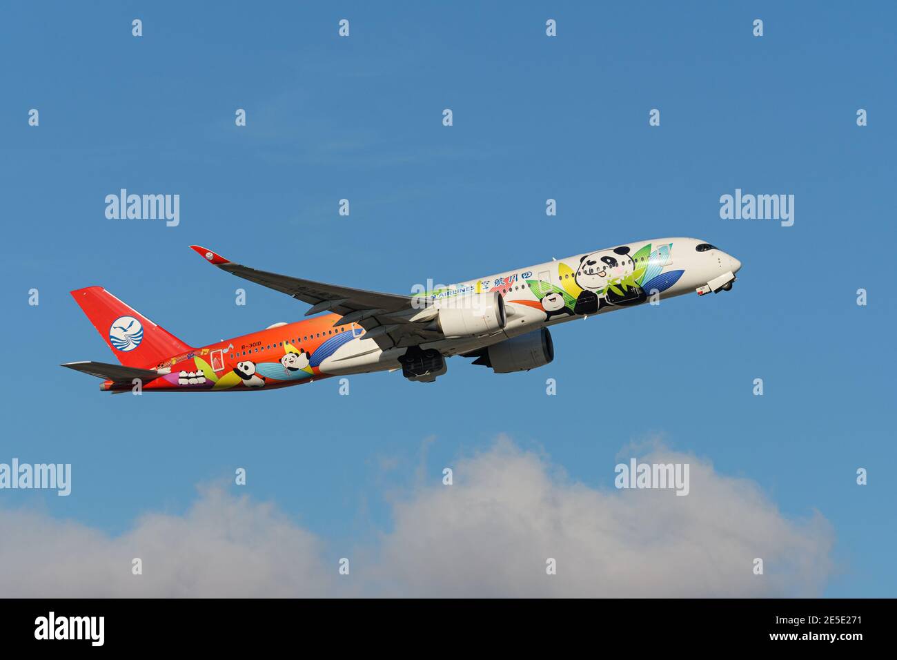 Ein Sichuan Airlines Airbus A350-900 Jetliner (B-301D) in spezieller ...
