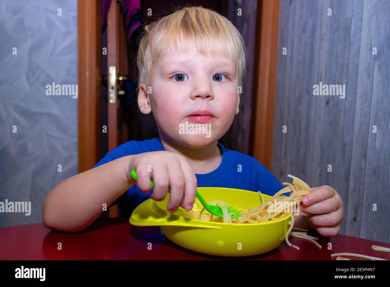 Baby isst fingerfood -Fotos und -Bildmaterial in hoher Auflösung – Alamy