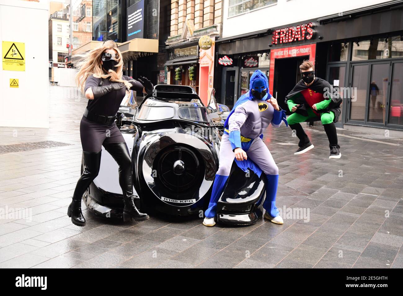 Batman and robin in the batmobile -Fotos und -Bildmaterial in hoher ...
