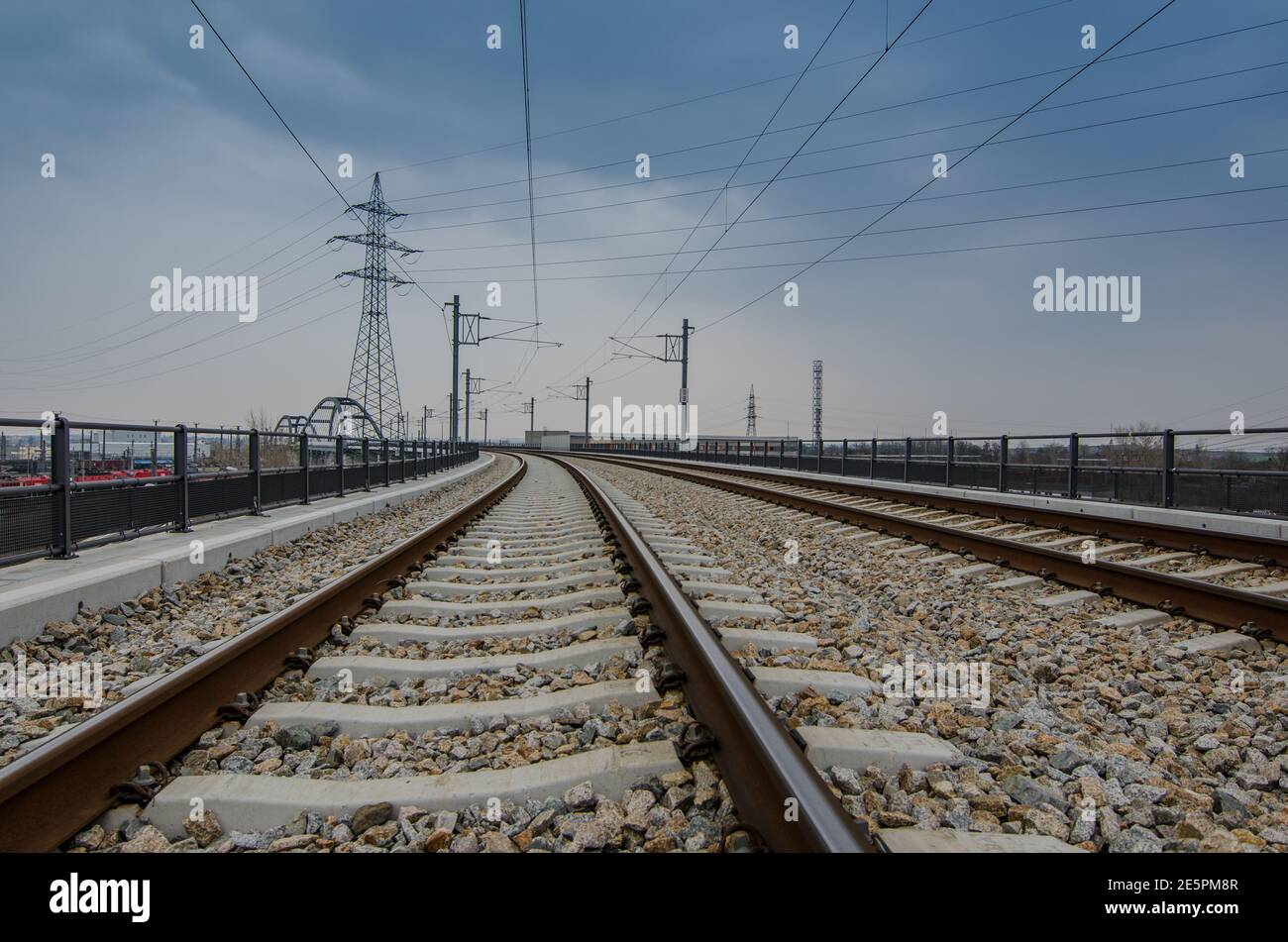 Ankunft vom bahnhof und bahnhof -Fotos und -Bildmaterial in hoher ...