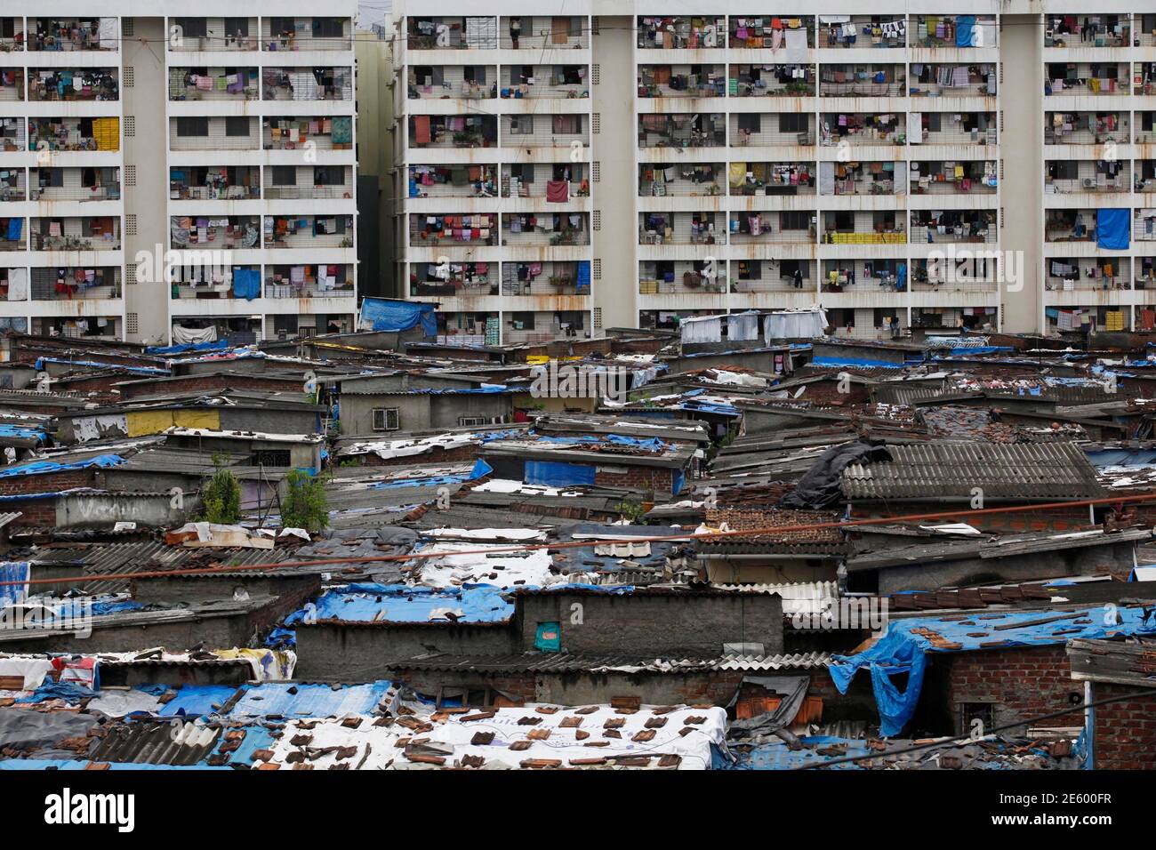 High rise buildings slums mumbai -Fotos und -Bildmaterial in hoher ...