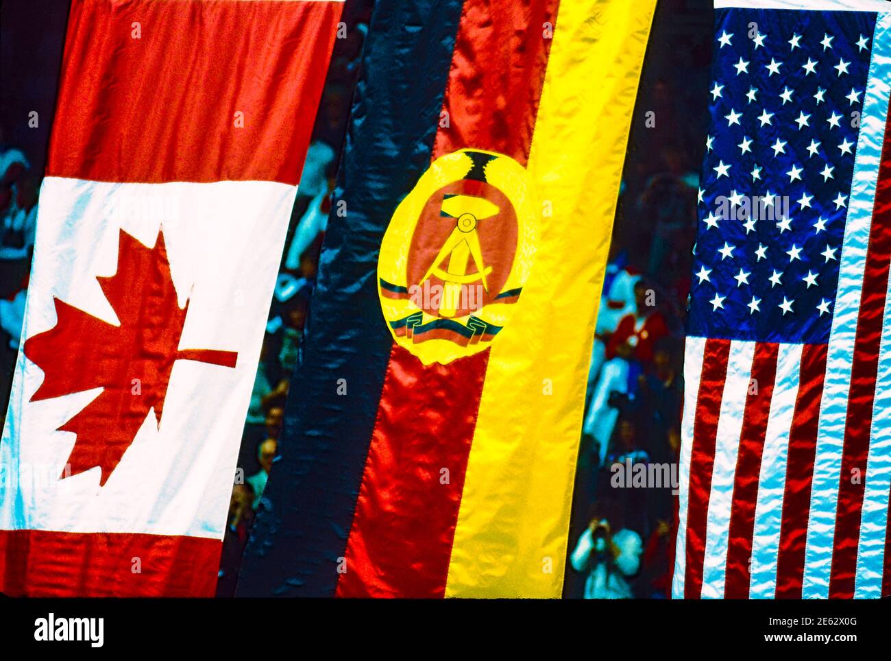 Die Landesflaggen werden für Katarina Witt (DDR) Gold erhoben ...