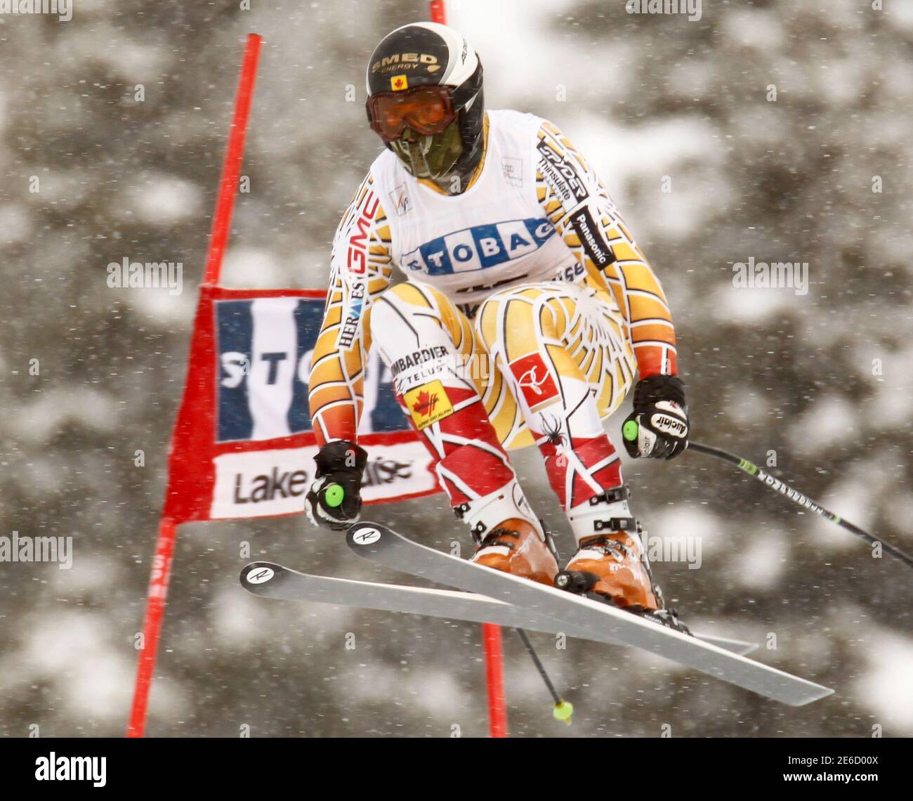 Kanadas Jan Hudec Geschwindigkeiten hinter einem Tor beim alpinen ...