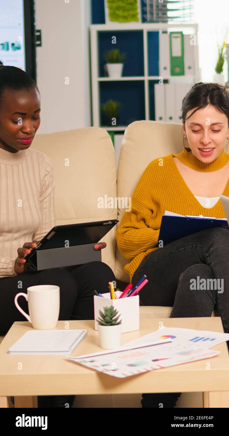 Freundliches, kreatives Team mit Kollegen, die am Arbeitsplatz über ...