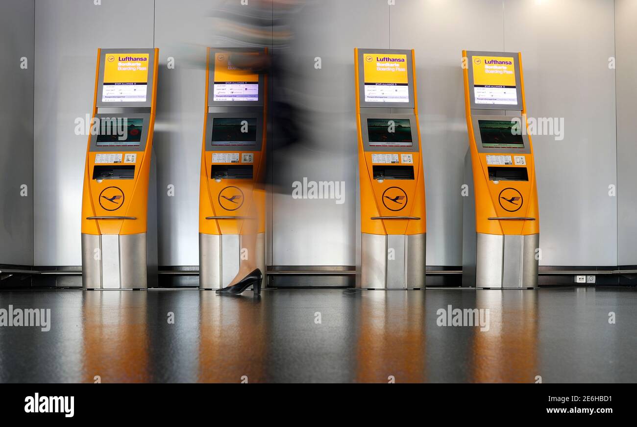 Terminal a with check in machines lufthansa -Fotos und -Bildmaterial in ...