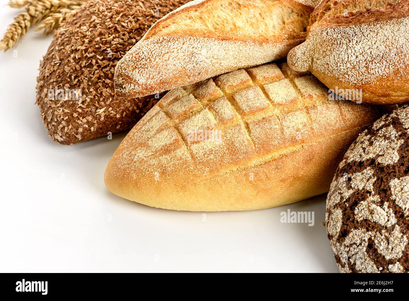 Verschiedene Brotsorten auf weißem Hintergrund Stockfotografie - Alamy
