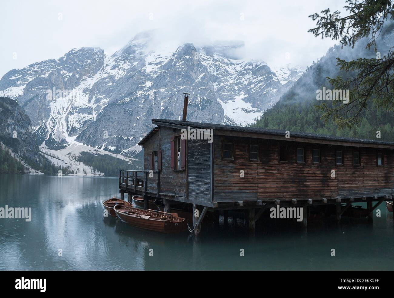 Bergsee mit bootshaus und booten -Fotos und -Bildmaterial in hoher ...