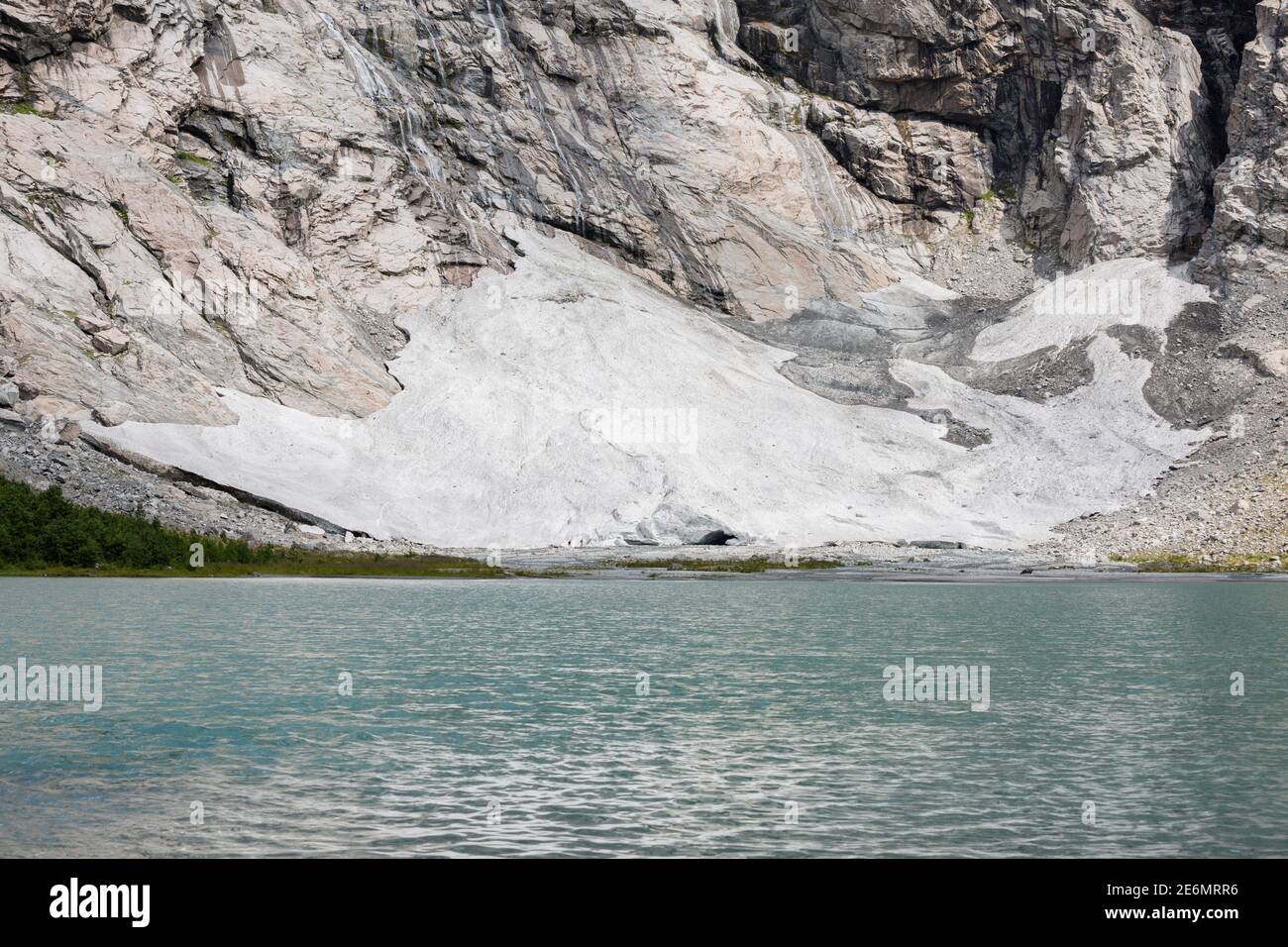 Riesiges Eisfeld mit einer Eishöhle am Fuße des Boyabreen-Gletschers ...