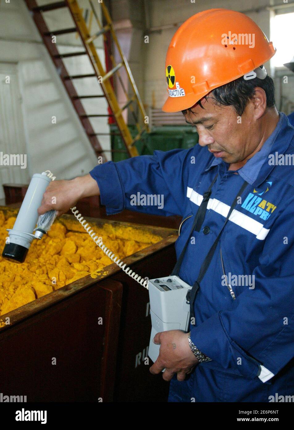 Ein Kazatomprom Arbeiter prüft die Dosisleistung von Uranoxid an der ...