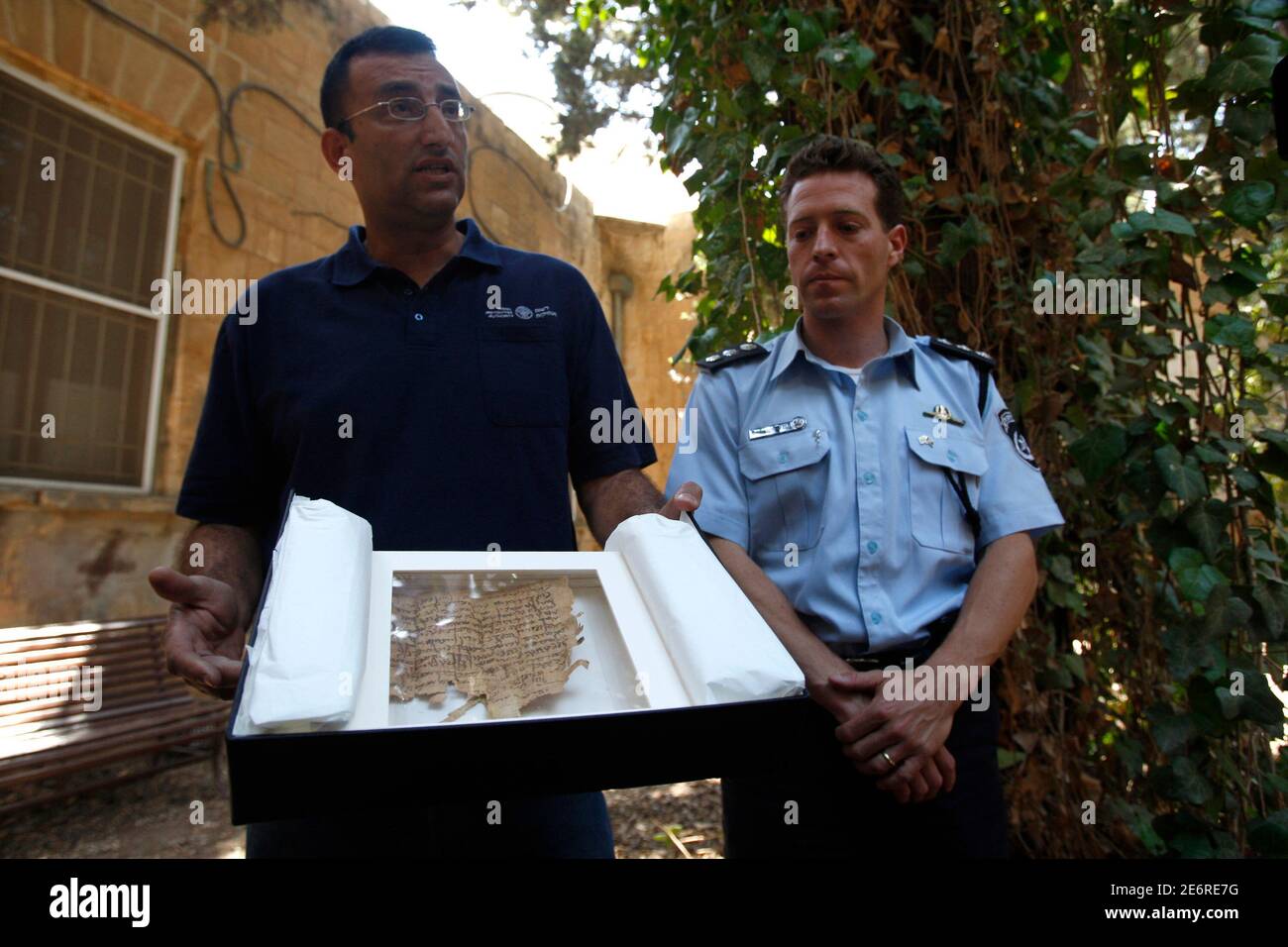 Der Sprecher der israelischen Polizei, Micky Rosenfeld (R), und Amir ...