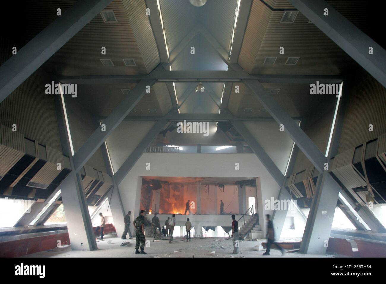 Burning synagogue -Fotos und -Bildmaterial in hoher Auflösung – Alamy