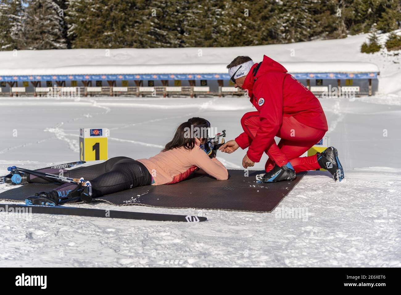 Biathlon frauen liegendschießen -Fotos und -Bildmaterial in hoher ...